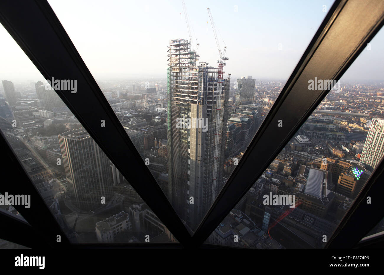 Skyscraper city of london heron tower hi-res stock photography and ...