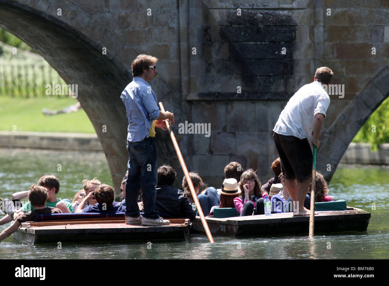 PUNTING ON THE RIVER CAM IN CAMBRIDGE Stock Photo - Alamy