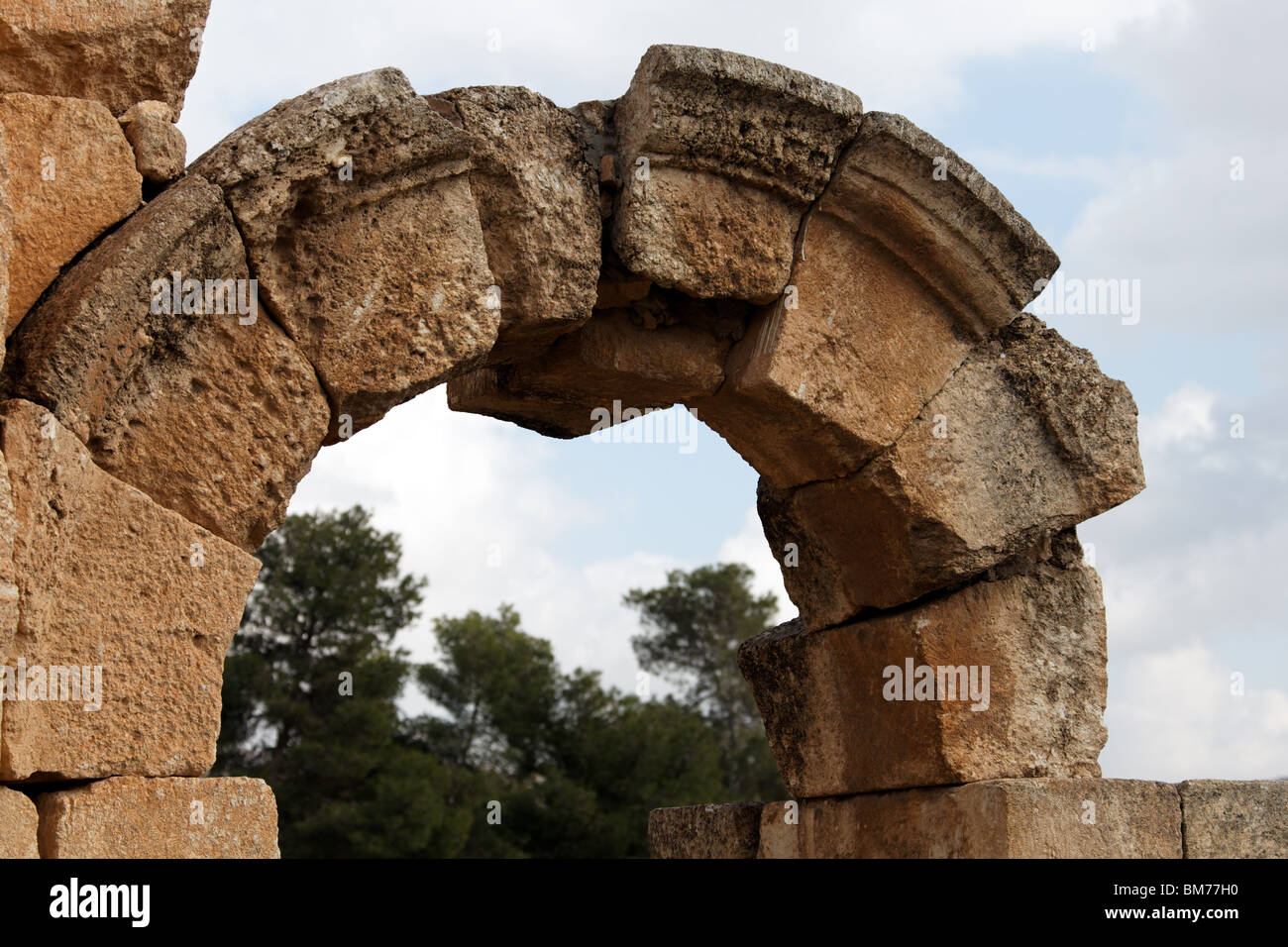 Fragile arch at the Temple of Zeus in Jerash Stock Photo - Alamy