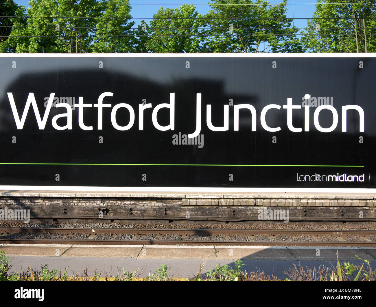 Watford junction station platform hi-res stock photography and images ...
