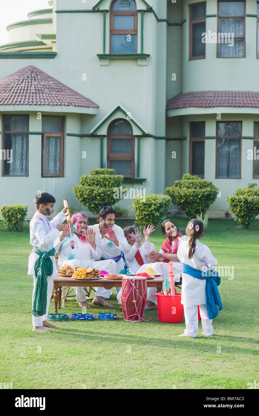 Family house table asia hi-res stock photography and images - Alamy