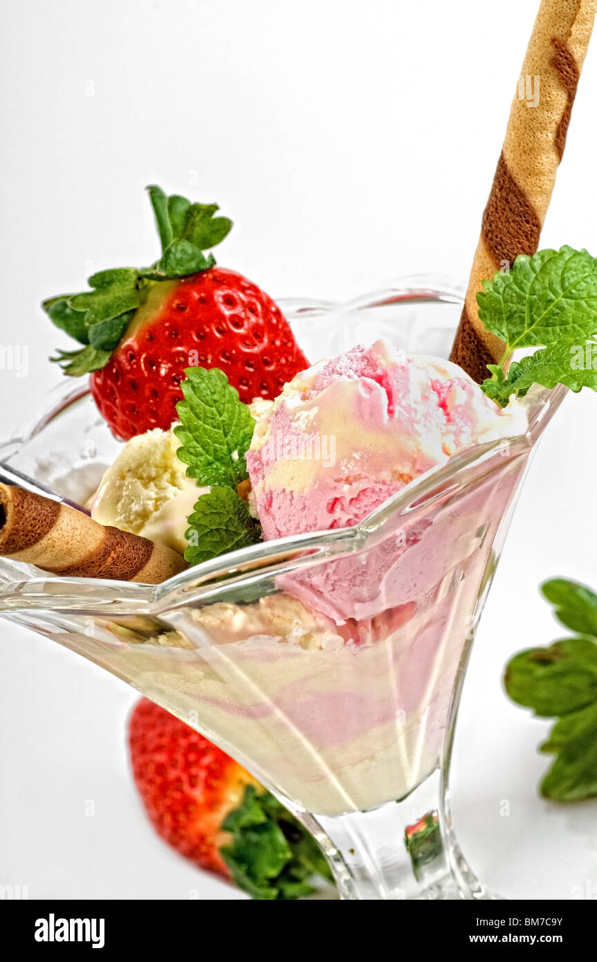 ace cream with fresh strawberry and kiwi Stock Photo - Alamy