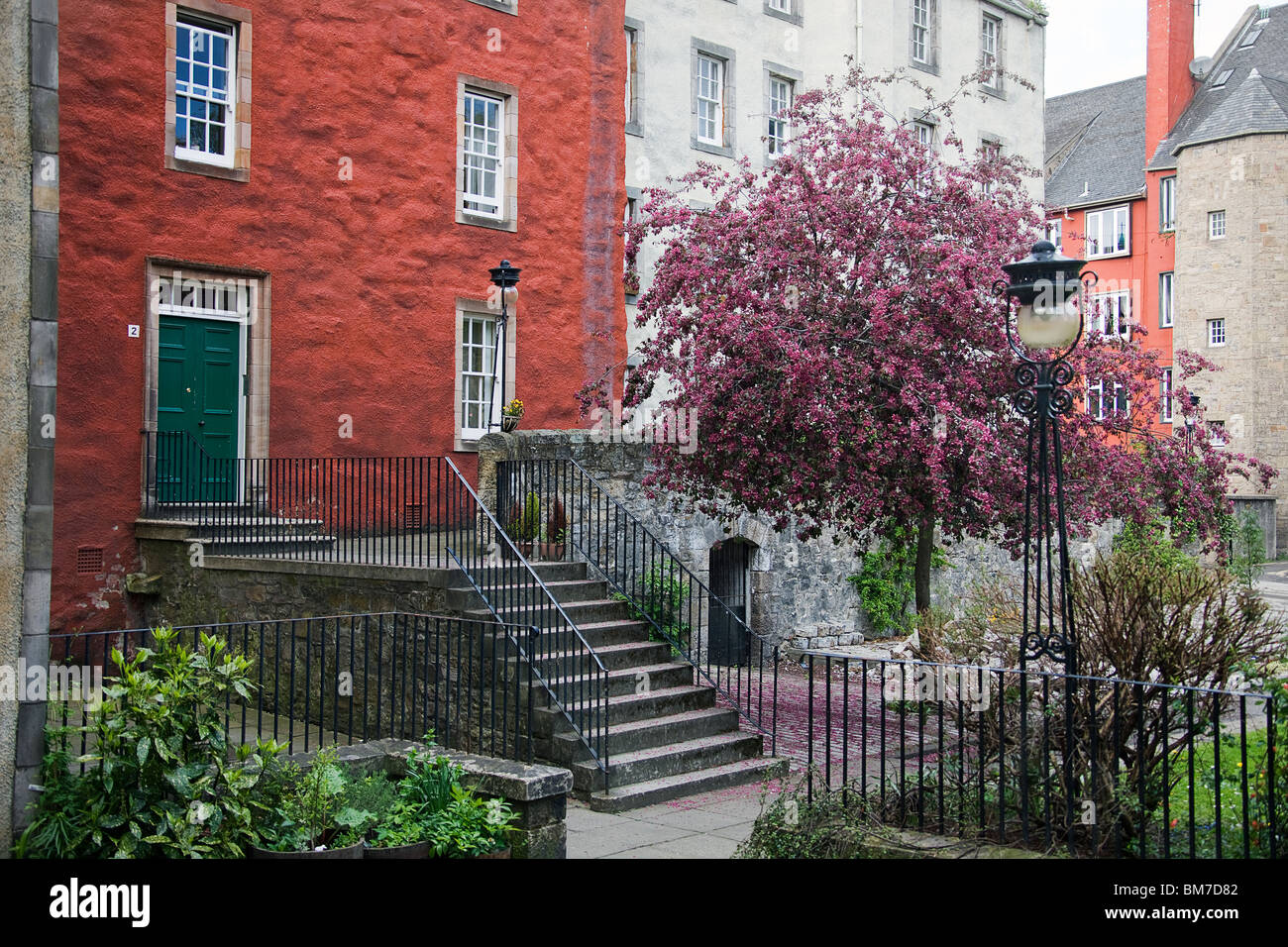 Building in Chessels court. Royal mile. Edinburgh Stock Photo - Alamy