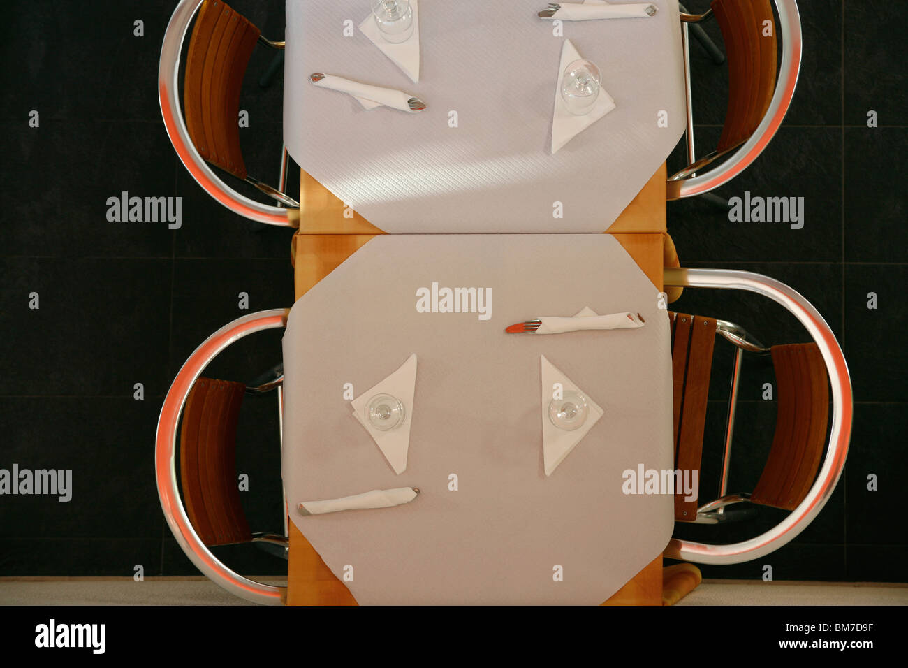 Large group in restaurant hi-res stock photography and images - Alamy