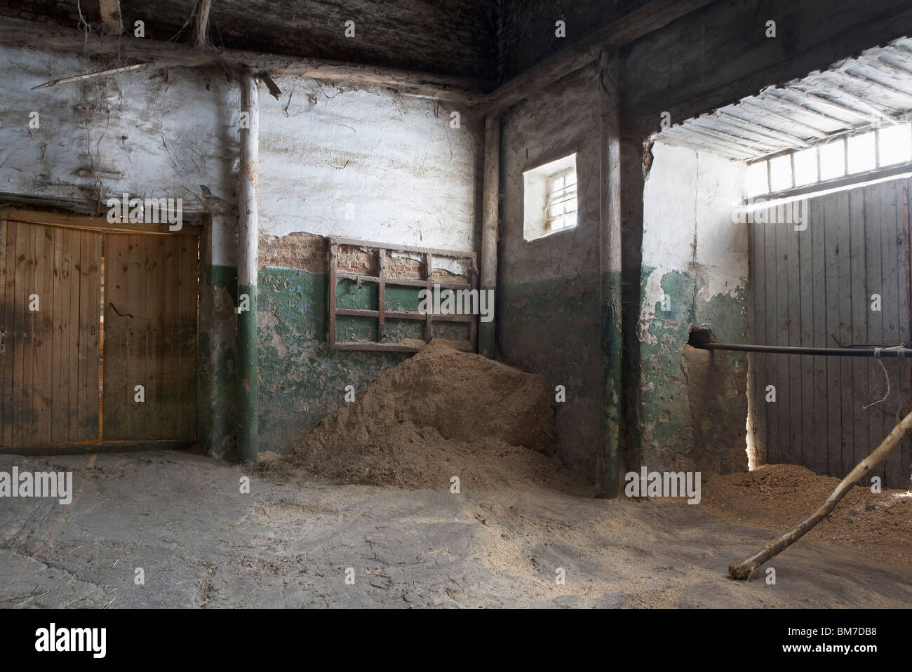 An empty stable Stock Photo - Alamy