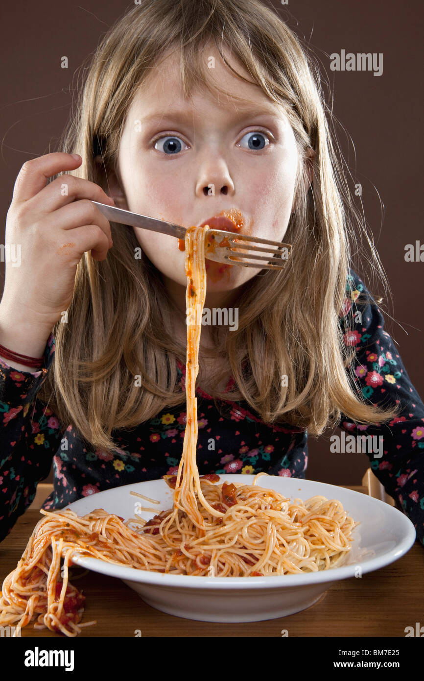 Children eating under table hi-res stock photography and images - Alamy
