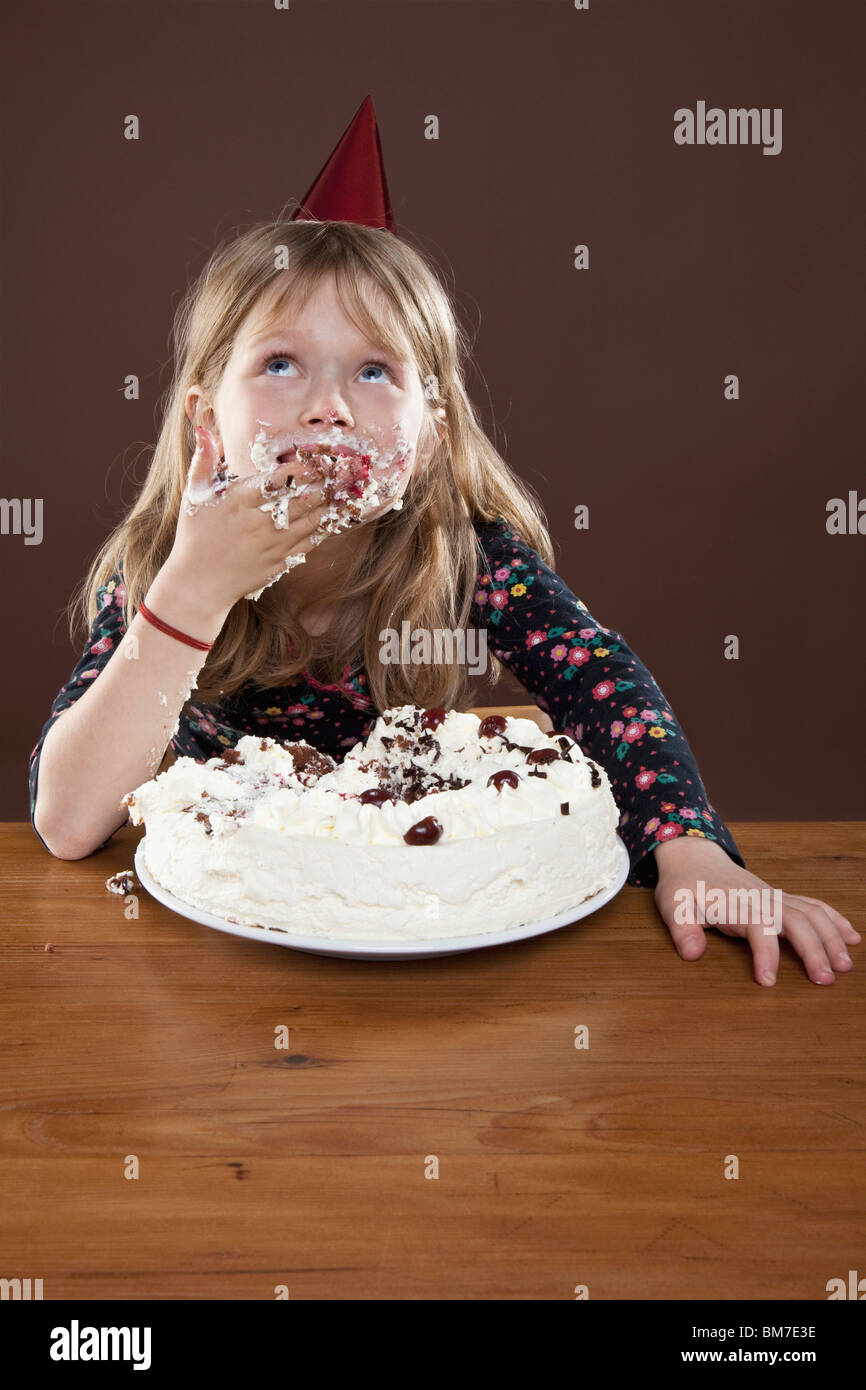 Children eating under table hi-res stock photography and images - Alamy