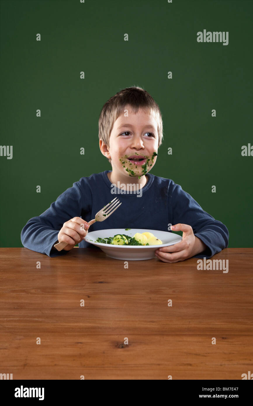 Children eating under table hi-res stock photography and images - Alamy