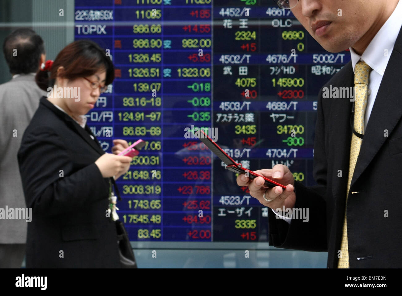 Tokyo (Japan) : screens displaying stock market indexes in the city ...
