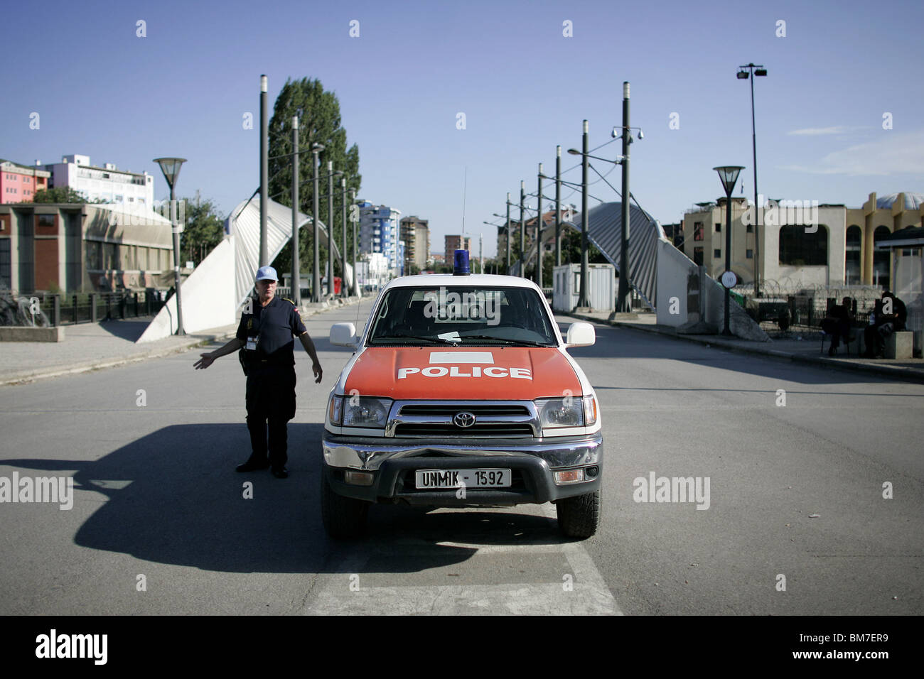Kosovo : Mitrovica Bridge, frontier between Kosovo Serbs and Albanians ...