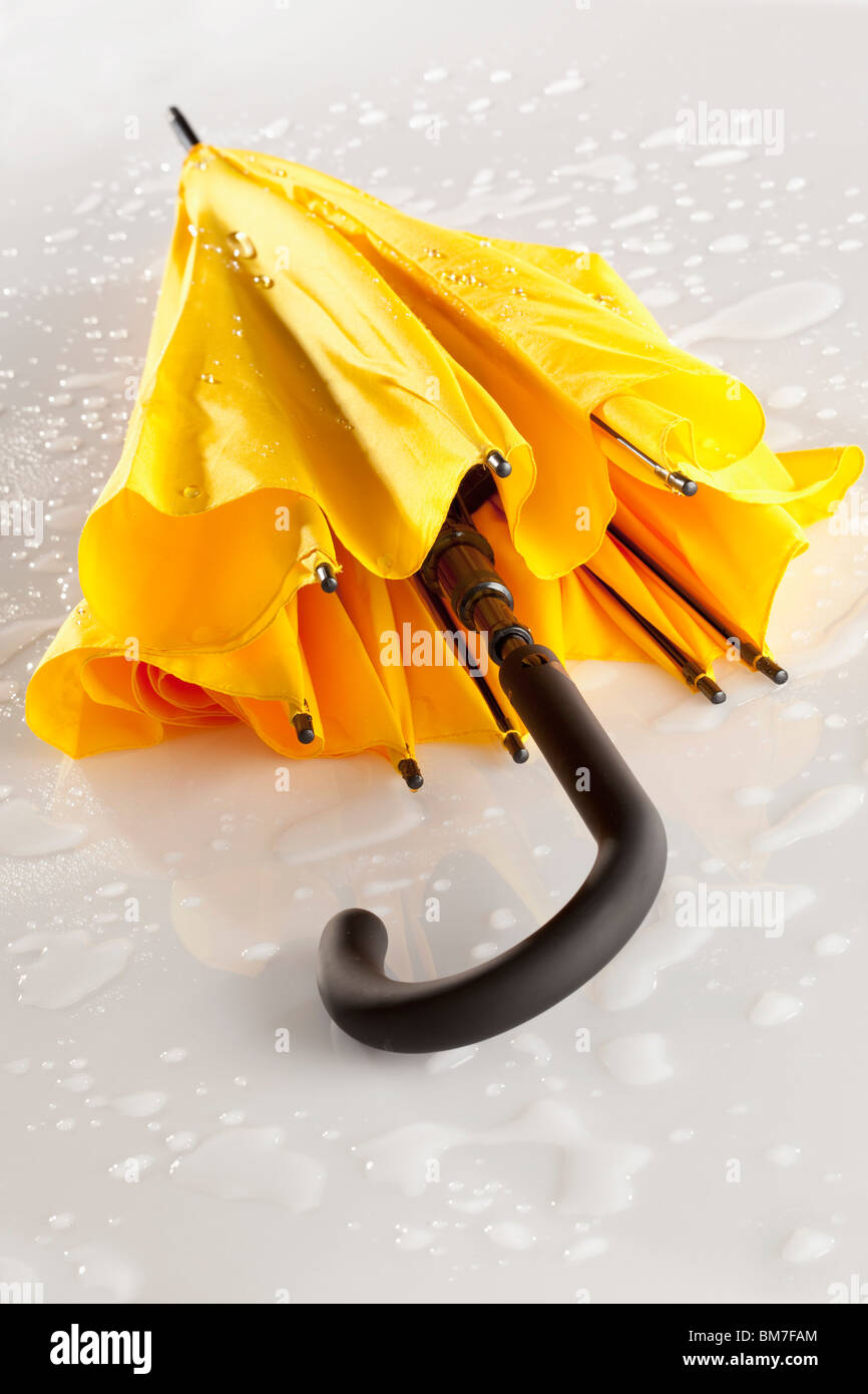 Yellow umbrella hi-res stock photography and images - Alamy