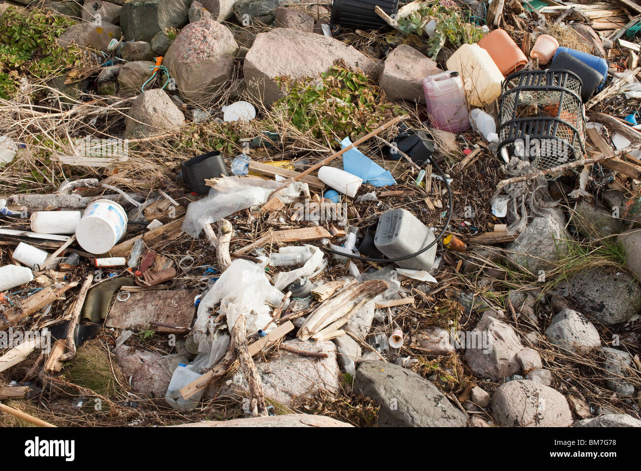 Trash on ground hi-res stock photography and images - Alamy