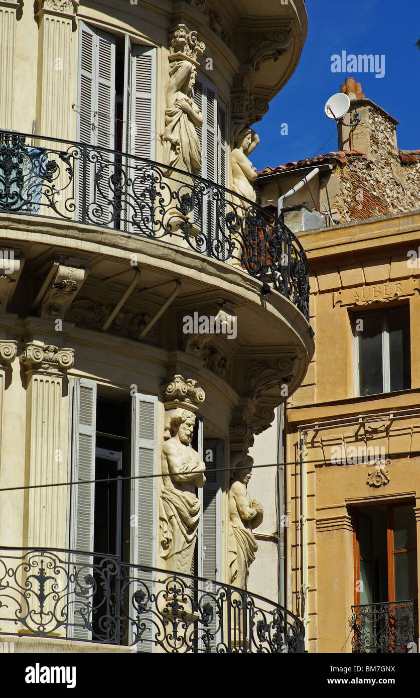 Middle class apartment building hi-res stock photography and images - Alamy