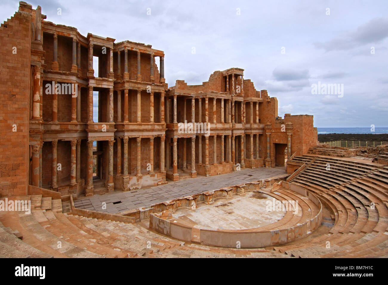 Libya : Roman amphitheater Stock Photo - Alamy