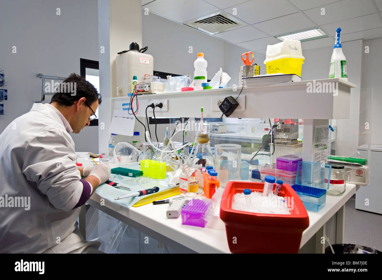 Nantes (44): laboratories of the "'IRT" (Institute of Therapeutic ...