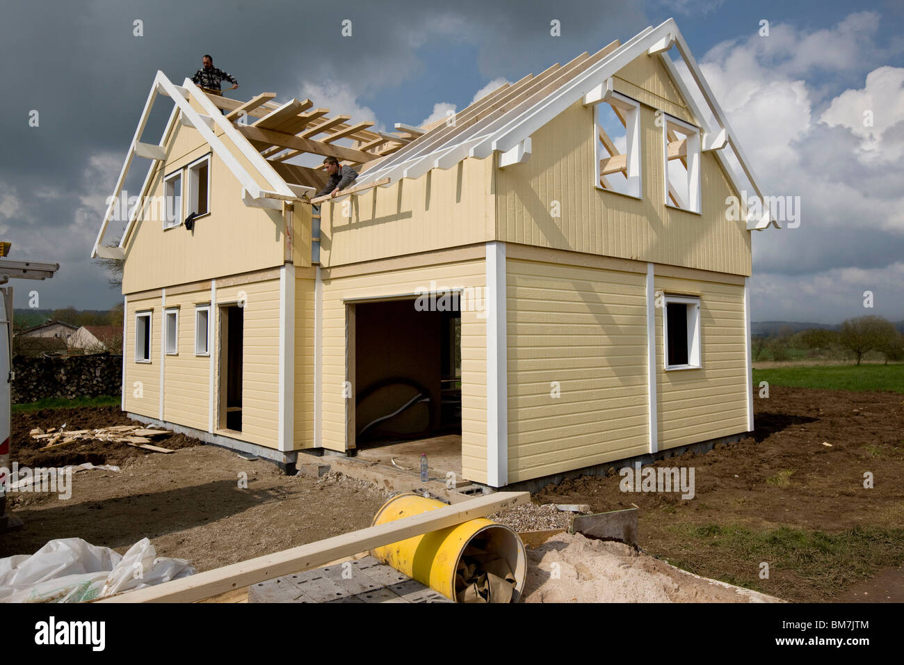 Construction of a wooden house Stock Photo - Alamy