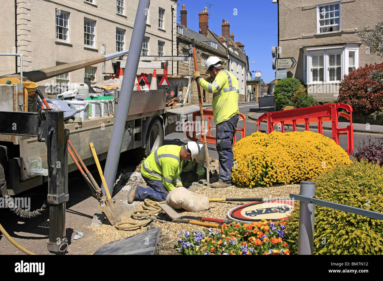 Installing street lighting hi-res stock photography and images - Alamy