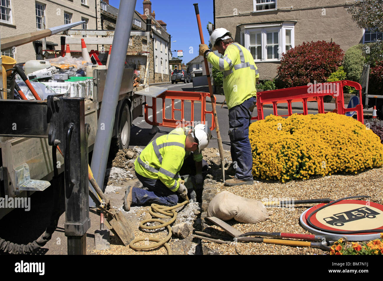 Installing street lighting hi-res stock photography and images - Alamy