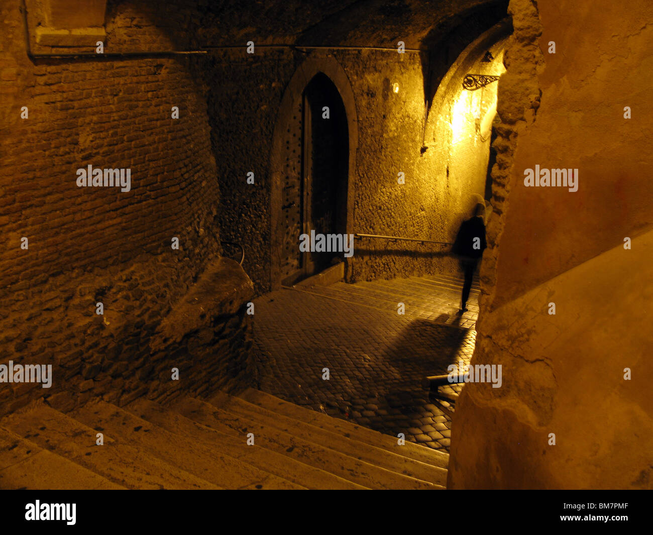 Man alleyway night hi-res stock photography and images - Alamy