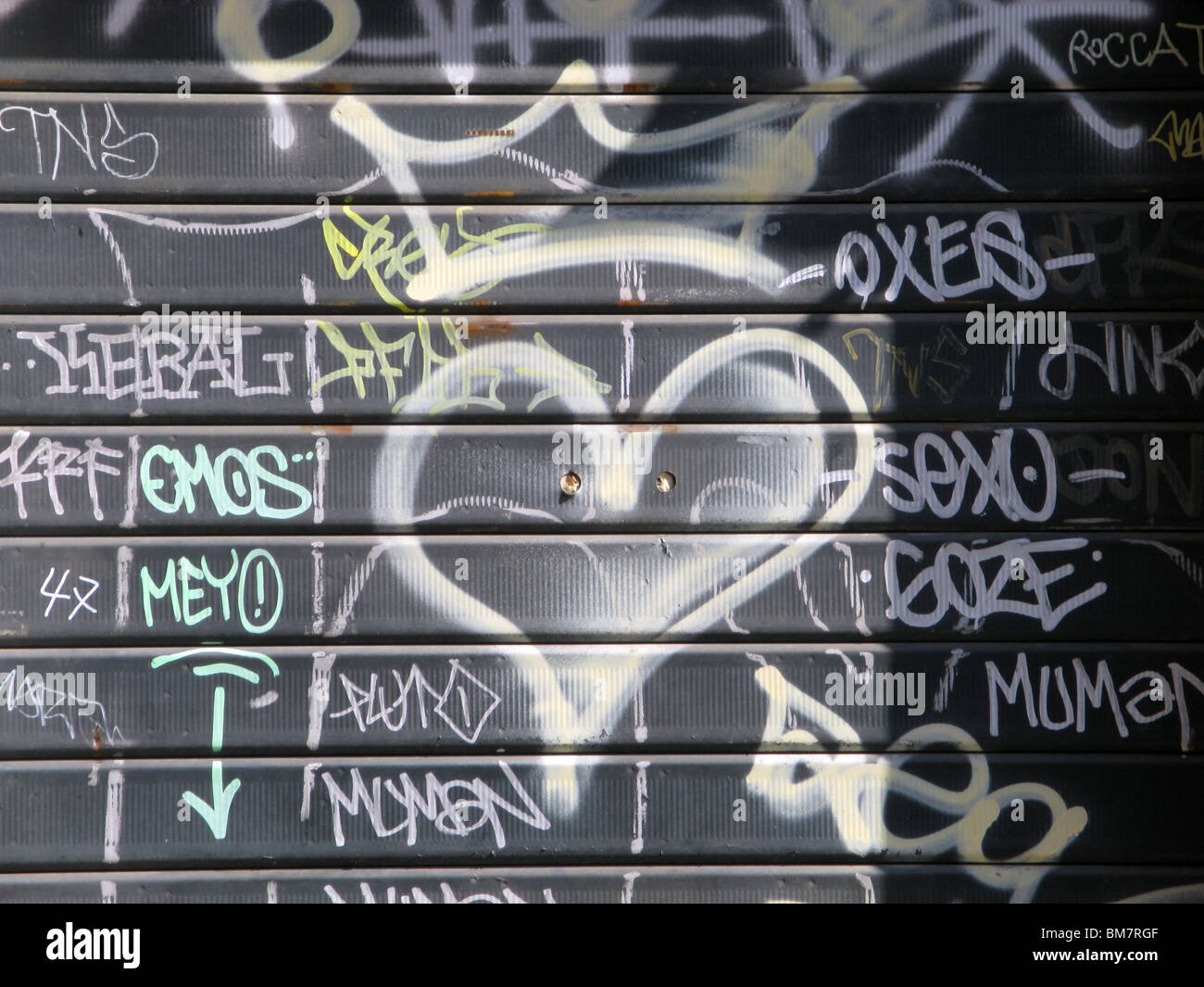 love heart graffiti on old garage door Stock Photo - Alamy