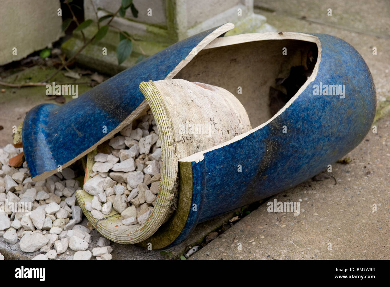 Broken pottery hi-res stock photography and images - Alamy
