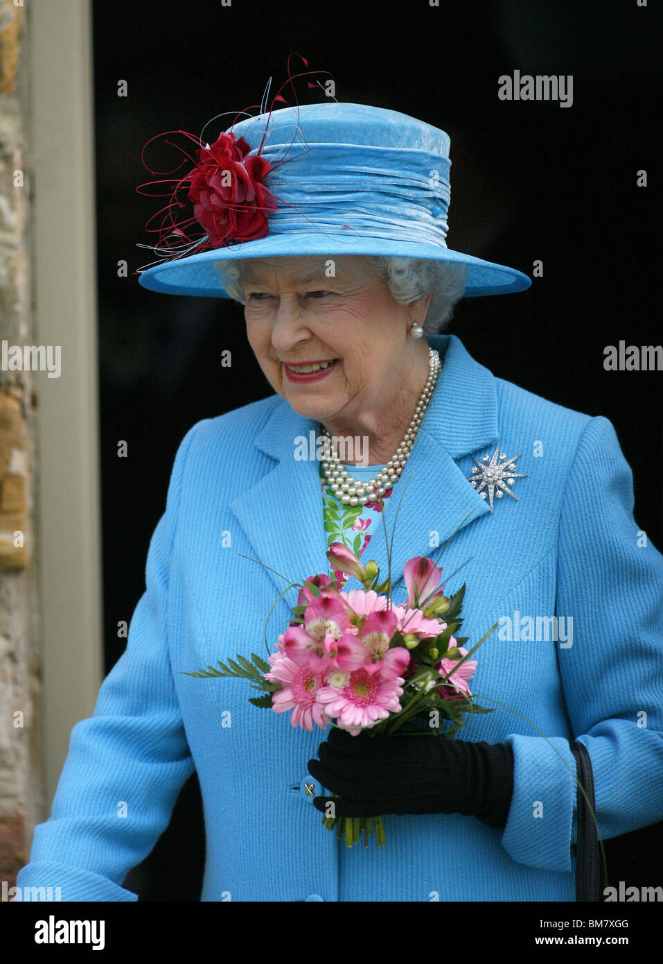 Queen elizabeth ii blue hat hi-res stock photography and images - Alamy