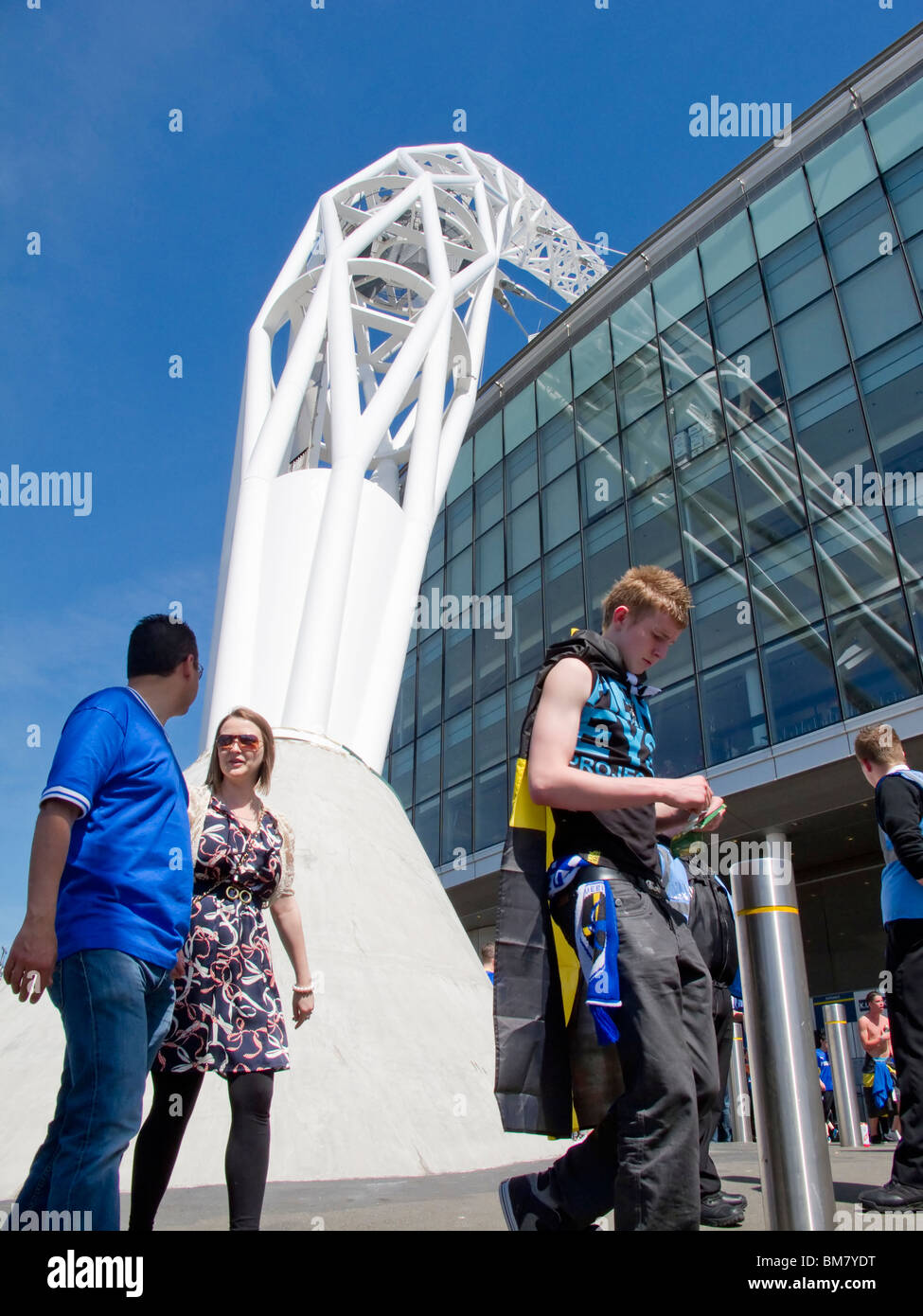 Wembley stadium exterior hi-res stock photography and images - Alamy