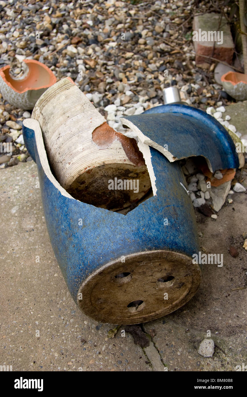 Broken earthenware pot Stock Photo - Alamy