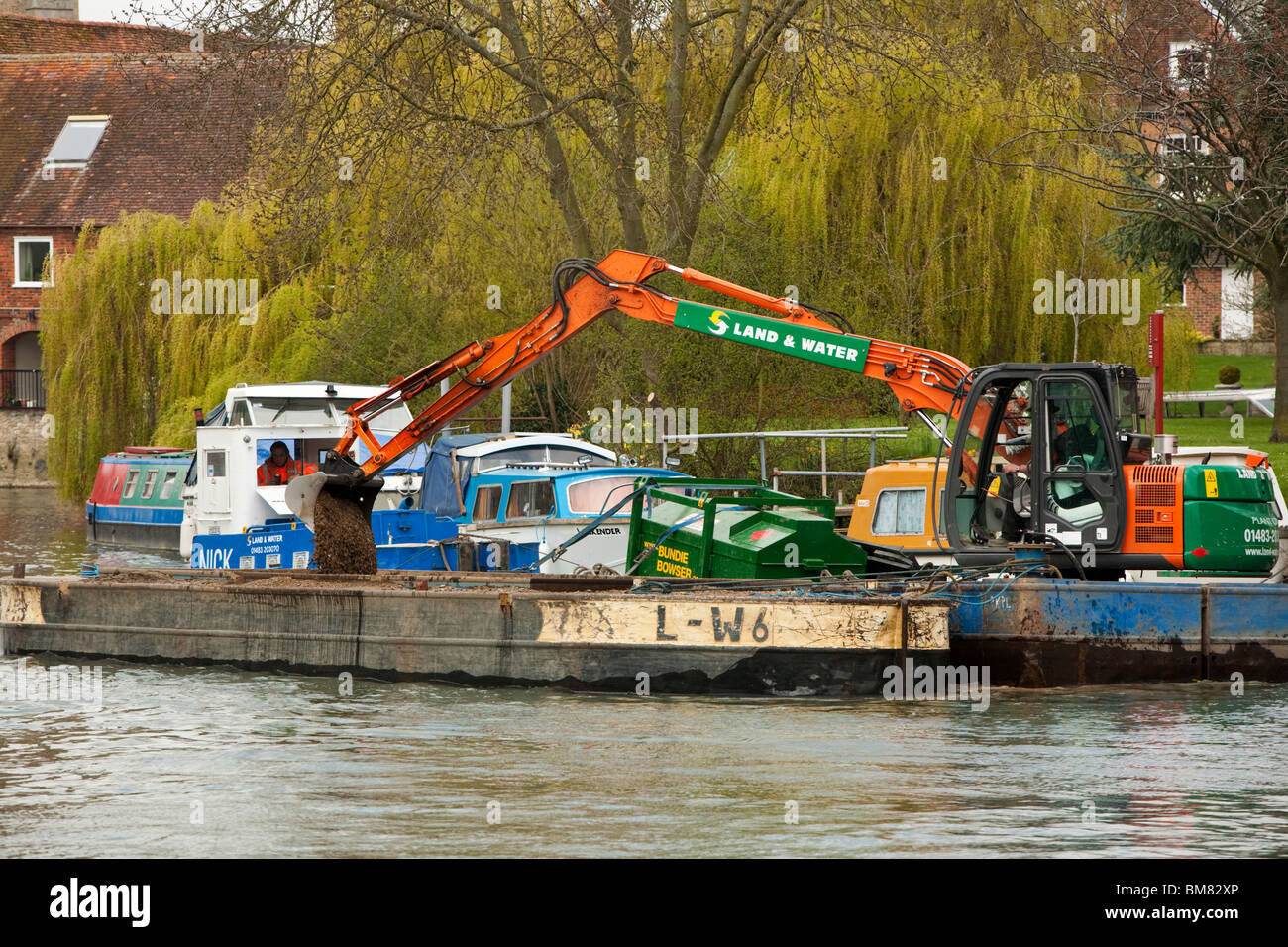 Dredger working along the River Thames in the centre of Abingdon in ...