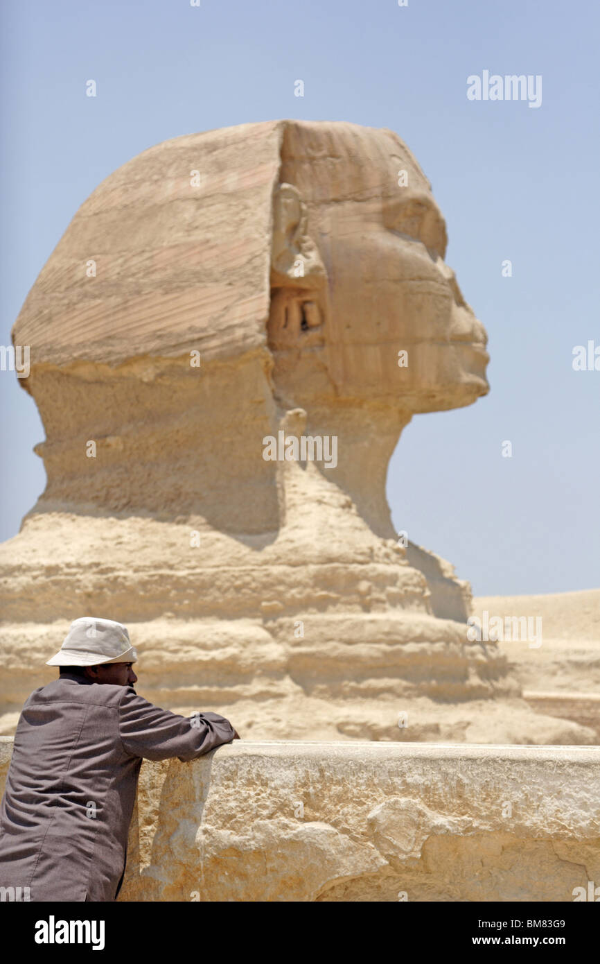 Egyptian man at sphinx , pyramids of Giza, Egypt Stock Photo - Alamy