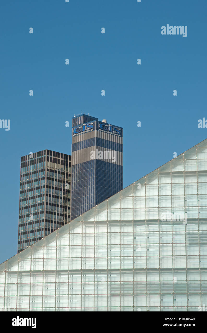 Manchester skyline.The solar panel clad CIS building with Urbis in the ...
