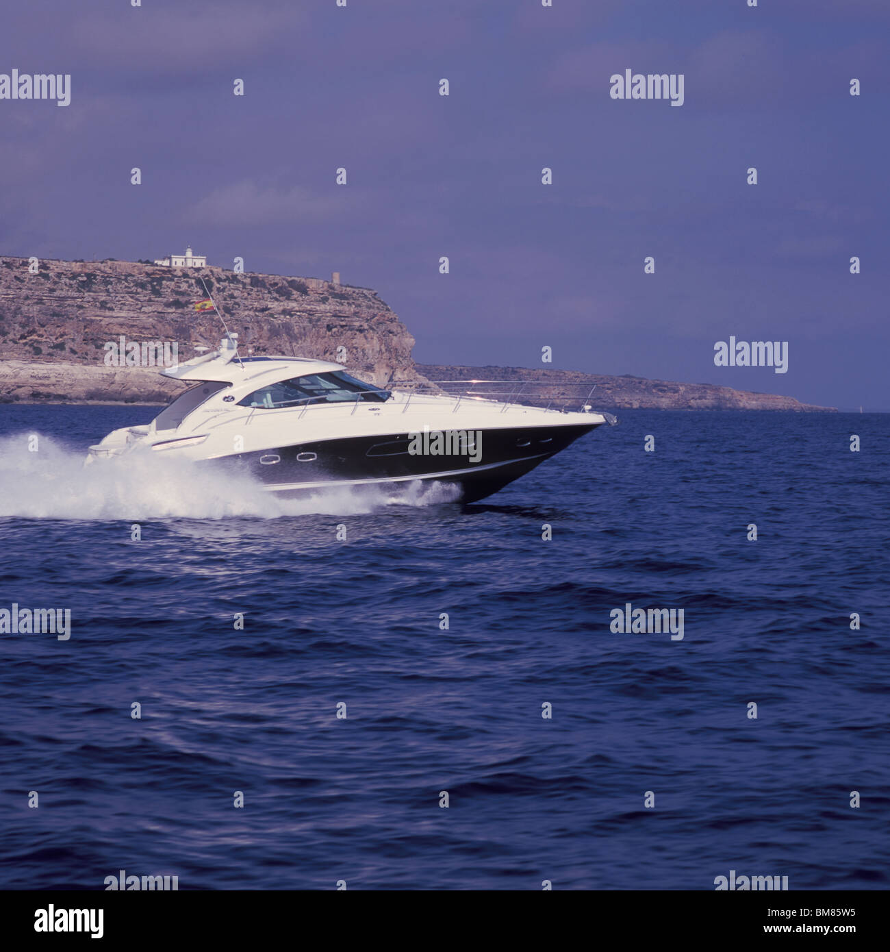 Sea Ray Sundancer 470 motor yacht cruising off South East Mallorca ...