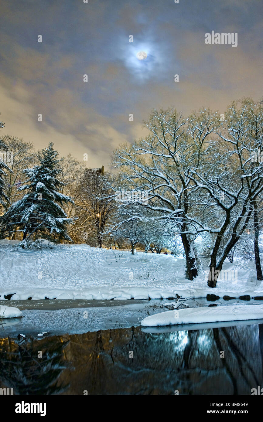 Full moon over the Pond in the south end of New York City's Central ...