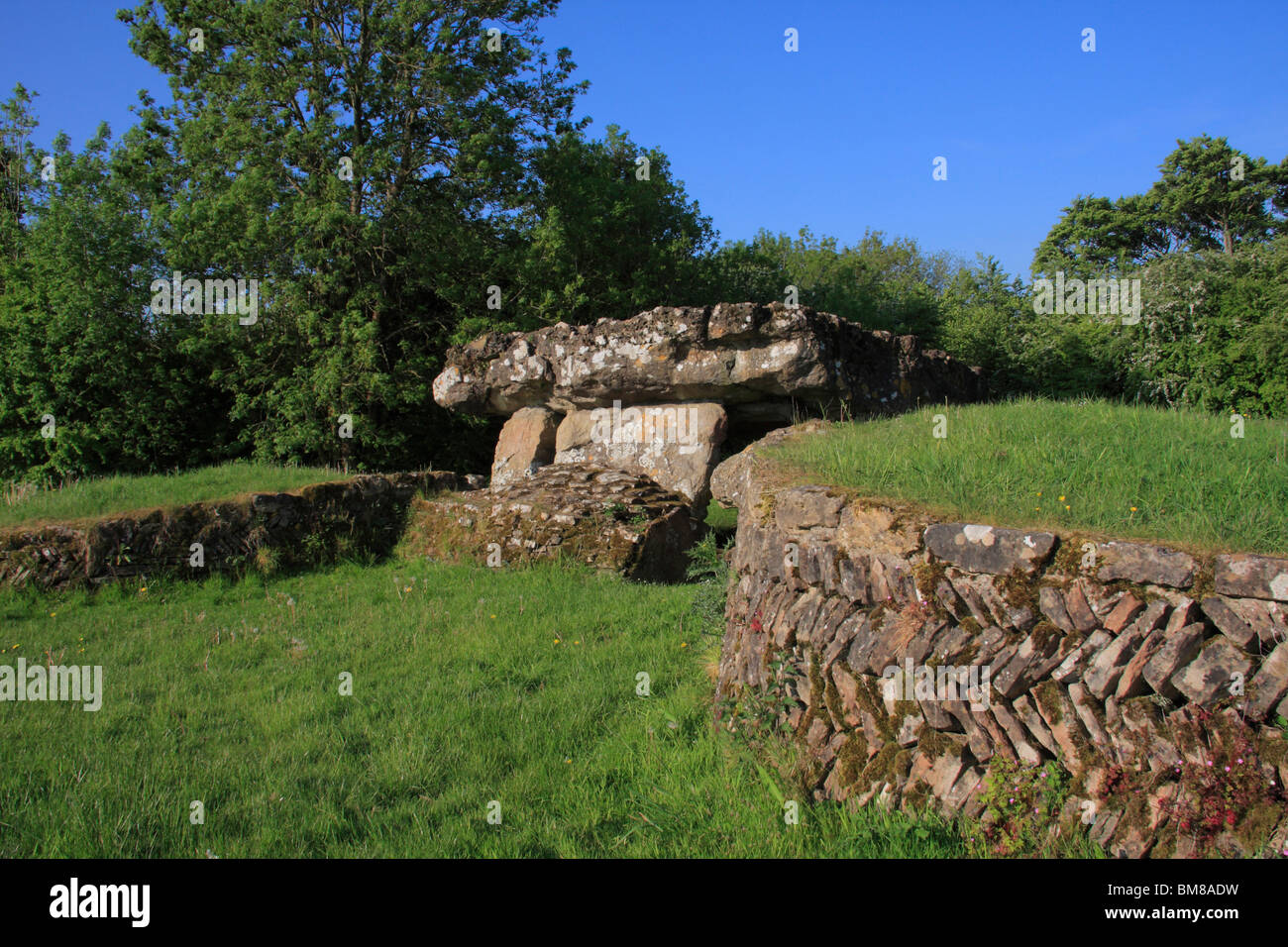 Neolithic megalithic burial chamber hi-res stock photography and images ...
