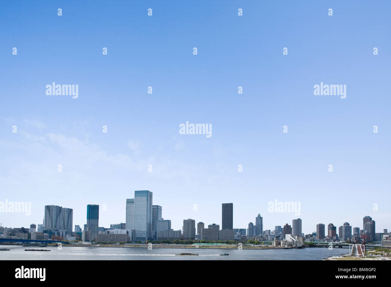 Buildings and the sea in high rise building hi-res stock photography ...