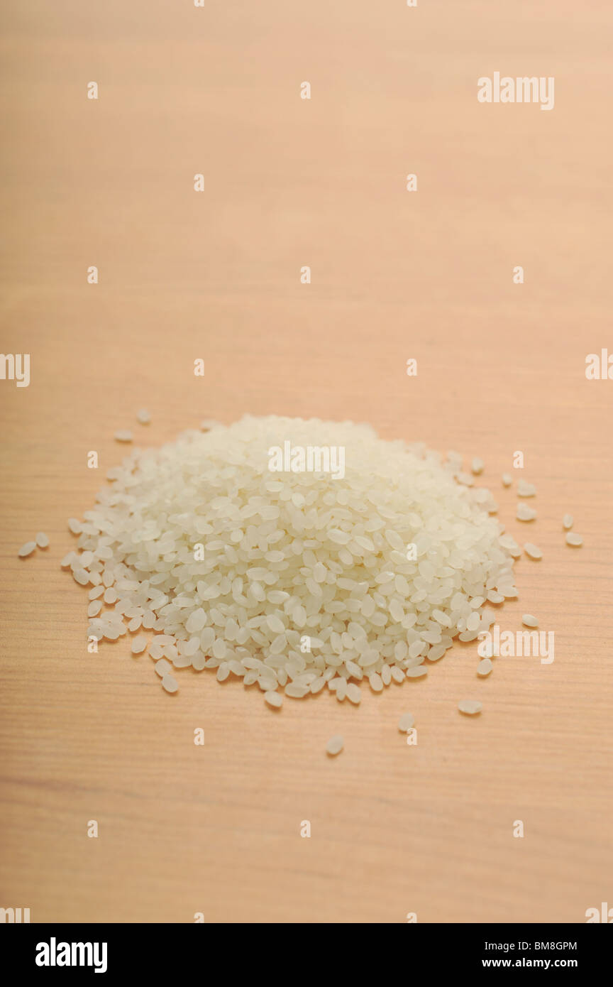 Heap of raw rice Stock Photo - Alamy