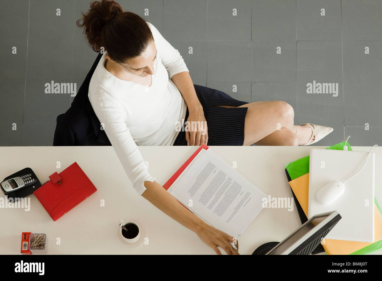 Woman working office desk thirties hi-res stock photography and images ...
