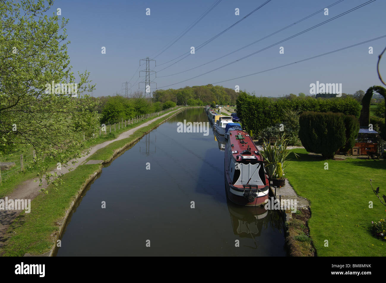 Canal lines hi-res stock photography and images - Alamy