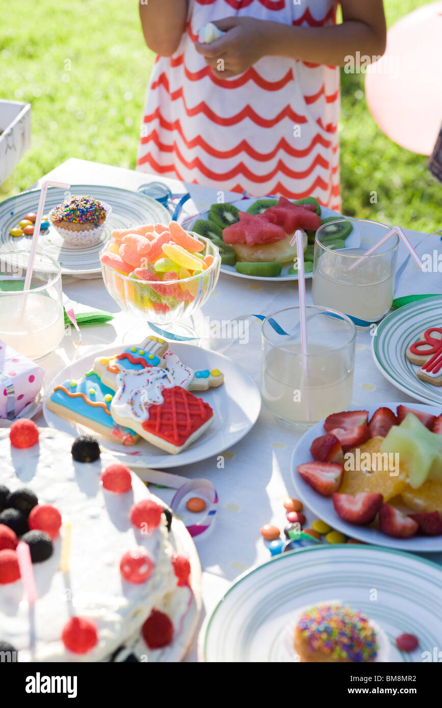Sweets table at outdoor children's party Stock Photo - Alamy