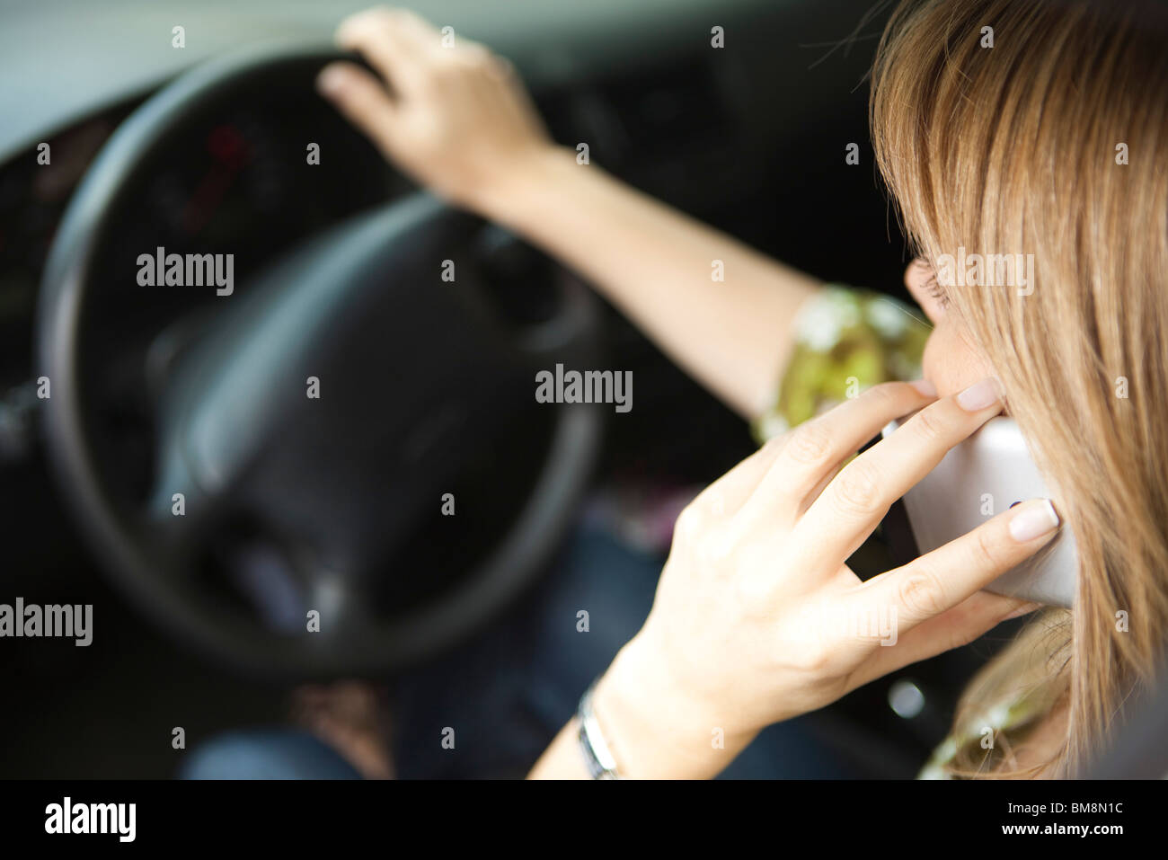 Using cell phone while driving Stock Photo - Alamy