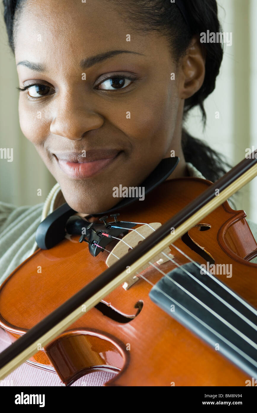 Young woman playing violin, portrait Stock Photo - Alamy