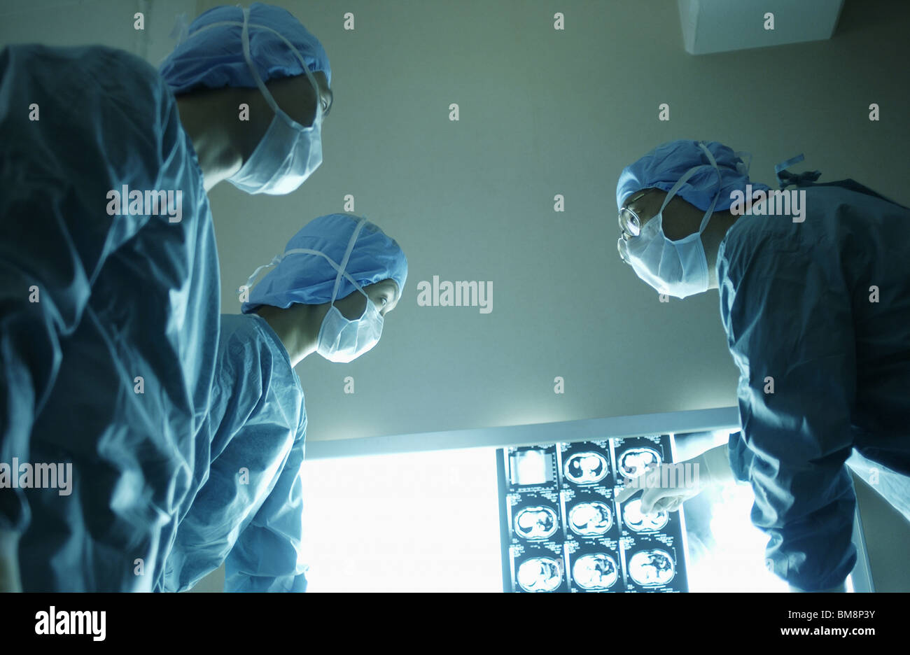 Surgeons discussing X-rays Stock Photo - Alamy