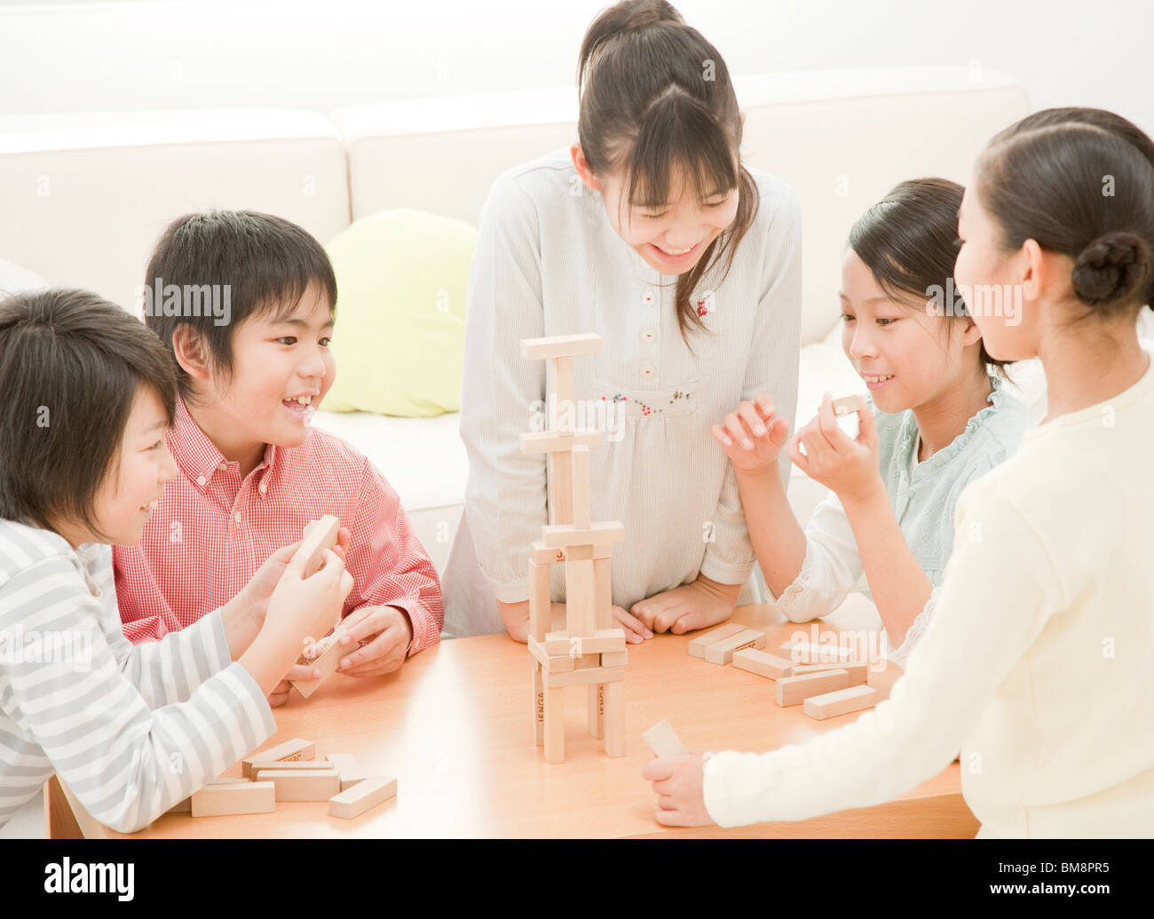 Friends playing Jenga Stock Photo - Alamy