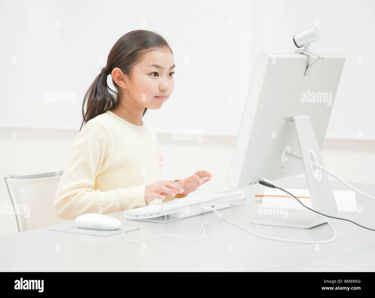 Girl keyboards computer hi-res stock photography and images - Alamy