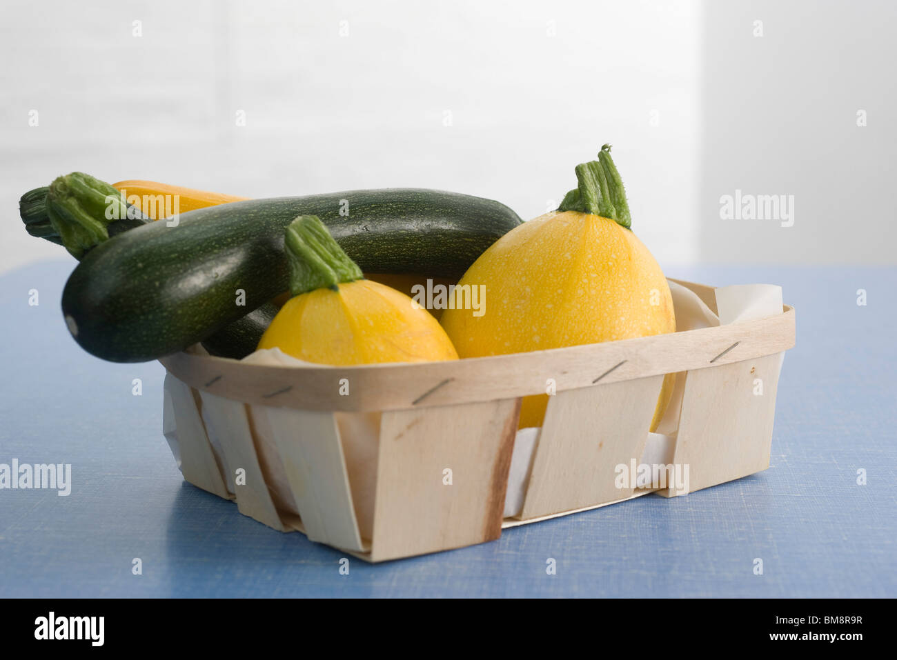Baskets of fresh yellow squash hi-res stock photography and images - Alamy