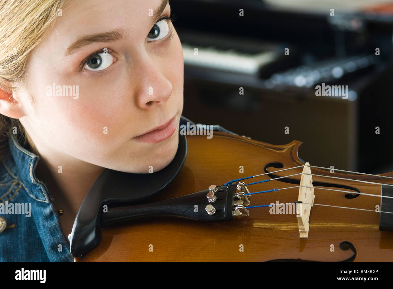 Young woman playing violin, portrait Stock Photo - Alamy