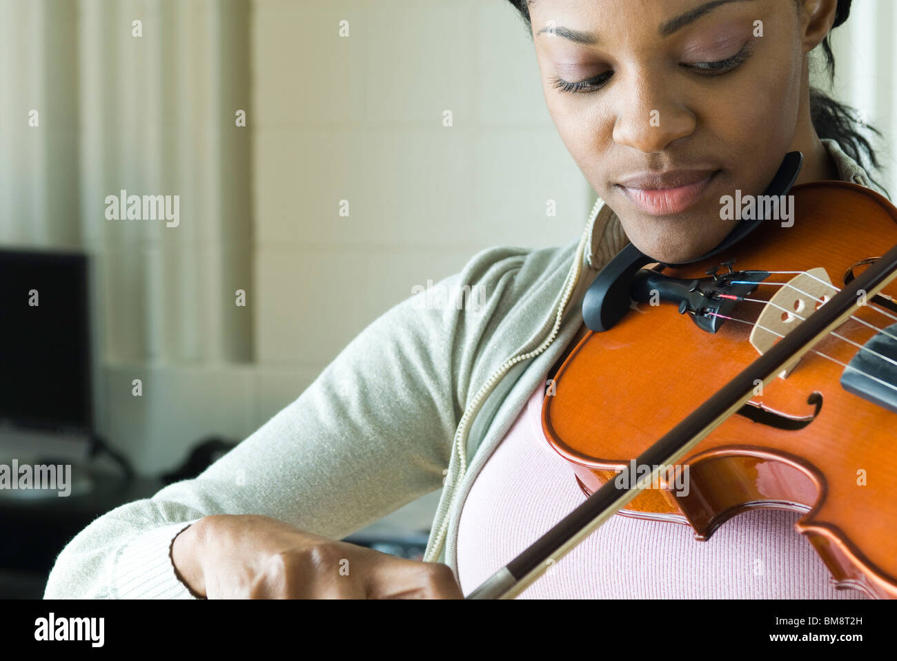 Violinist african american hi-res stock photography and images - Alamy