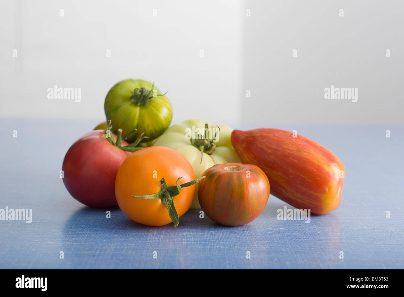 Assorted heirloom tomatoes Stock Photo - Alamy