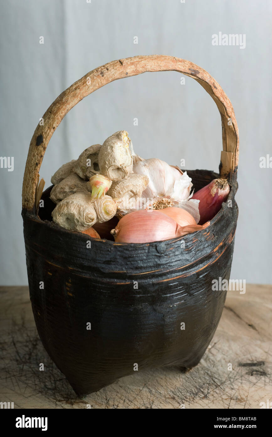 Basket containing onions, garlic, and ginger root Stock Photo - Alamy