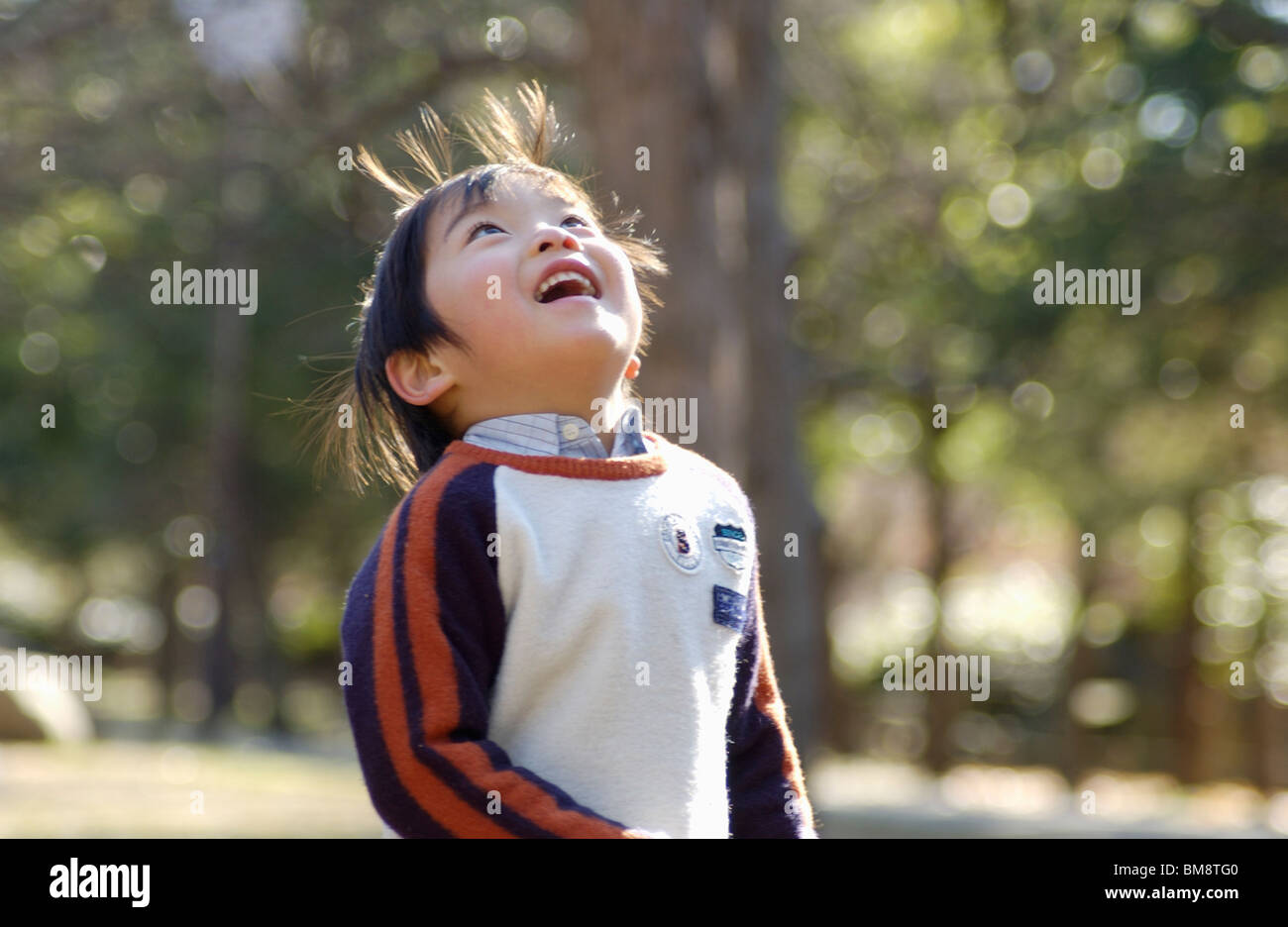 Young boy looking up Stock Photo - Alamy